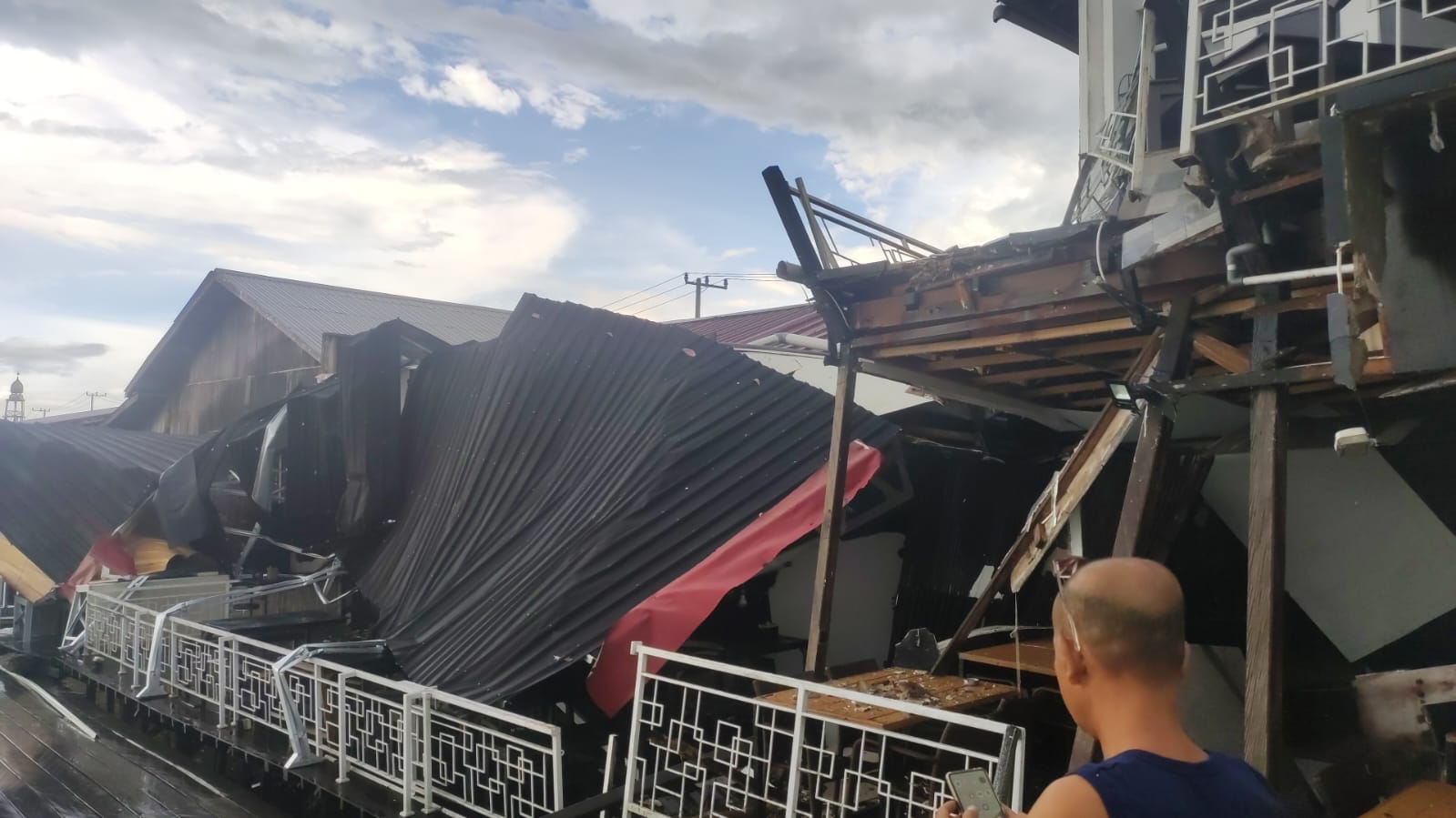 Tongkang MHKL 205 Menabrak Kafe di Tepian Mahakam Samarinda, Diduga ...